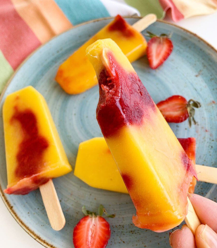 Picolé de Manga com Morango – Irmãos na Cozinha Picolé de Manga com Morango – Irmãos na Cozinha